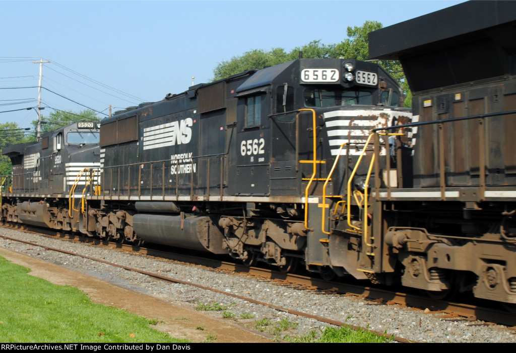 NS 6562 SD60 trails on 202